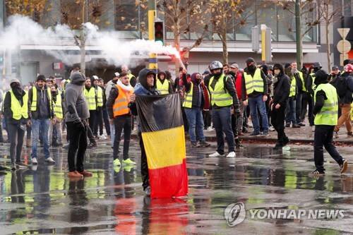 "Yellow vest" that shook the world beyond France.